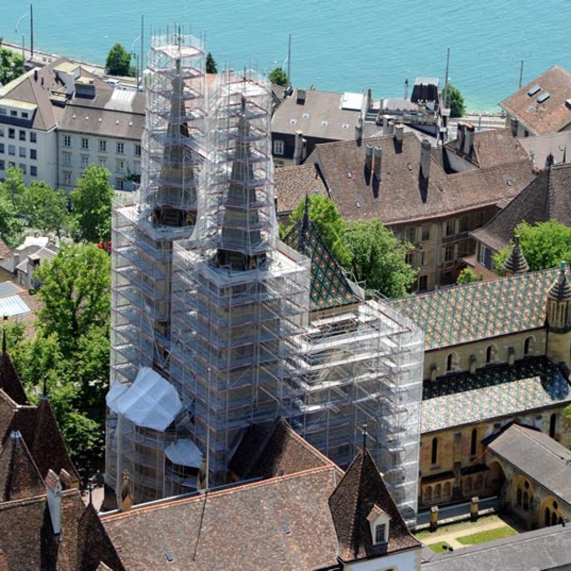 Collégiale de Neuchâtel: La population surveille les travaux | Batimag