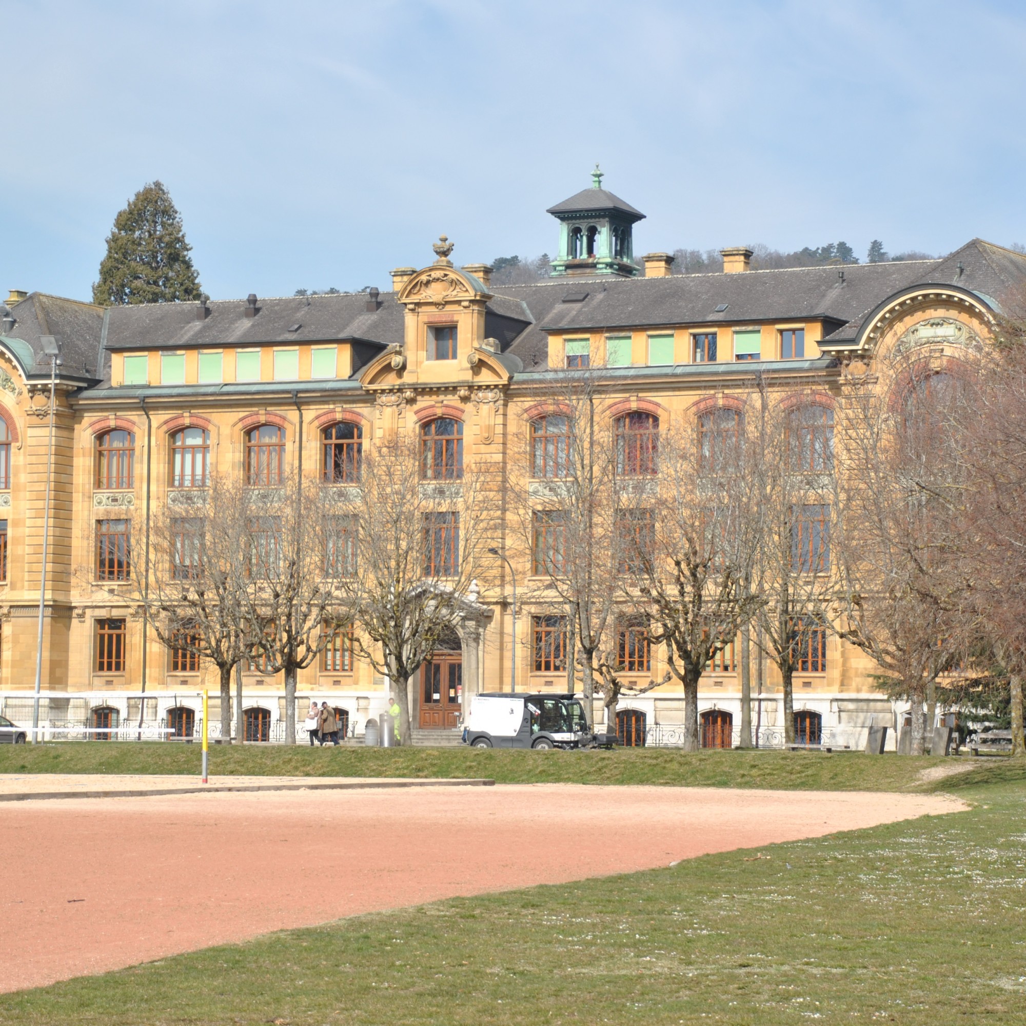 Deux bâtiments scolaires de Neuchâtel feront l’objet d’un ...
