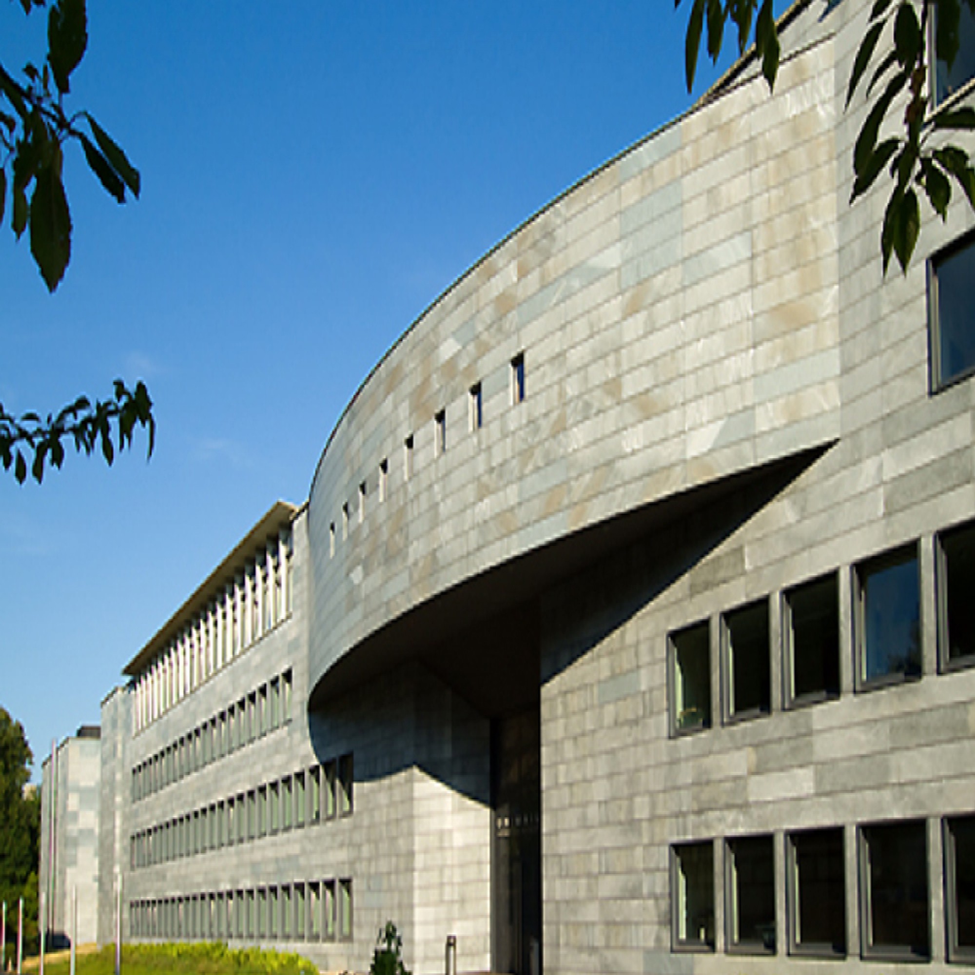 Unimail à Neuchâtel troque son marbre pour du solaire en façade | Batimag